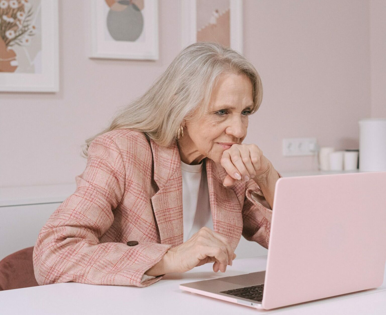 Tips voor een betere zithouding achter de computer | GIRLS WHO