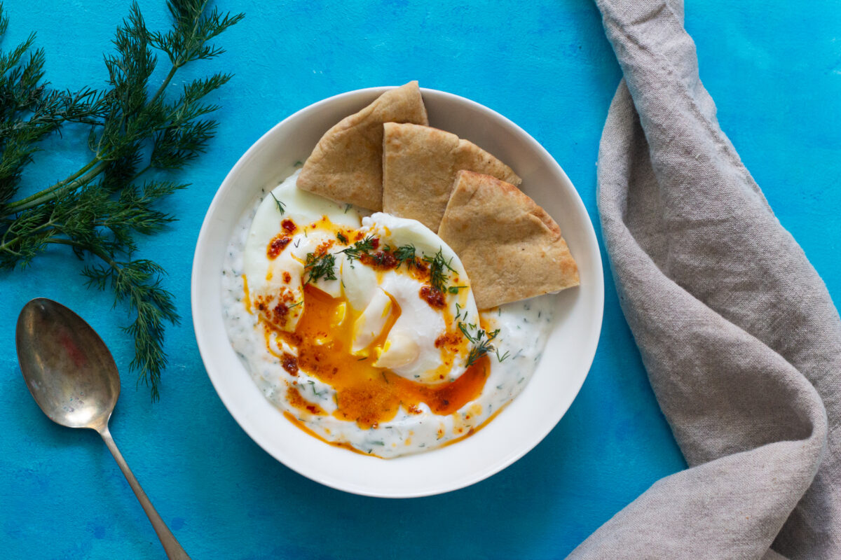 Ontbijt Recept: Cilbir (Turkse Eieren) | GIRLS WHO MAGAZINE